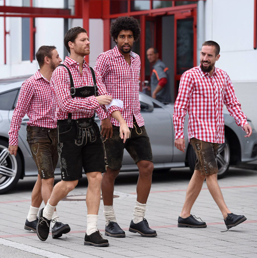 Bayern Munich Football Players in Traditional Bavarian Style – DEMAGAGA